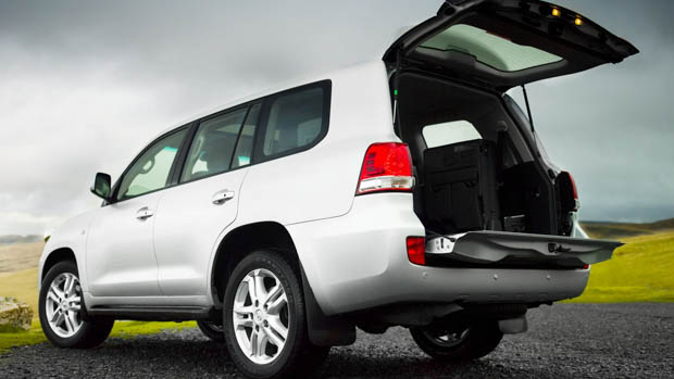 No split tailgate: why does the Toyota Land Cruiser 300 Series have a ...